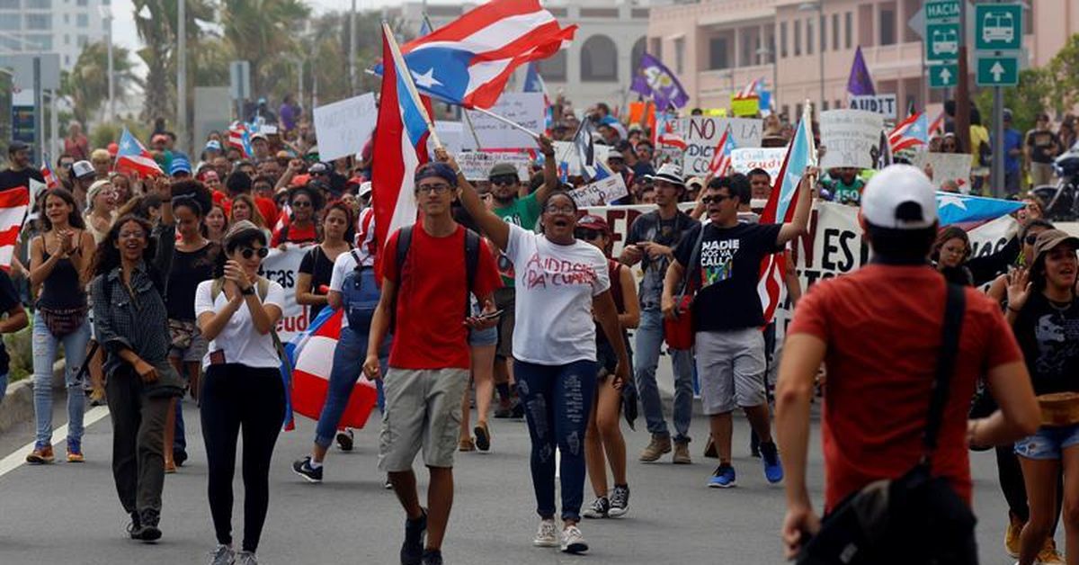 Legislador de Puerto Rico le propina un codazo a manifestante y se ...