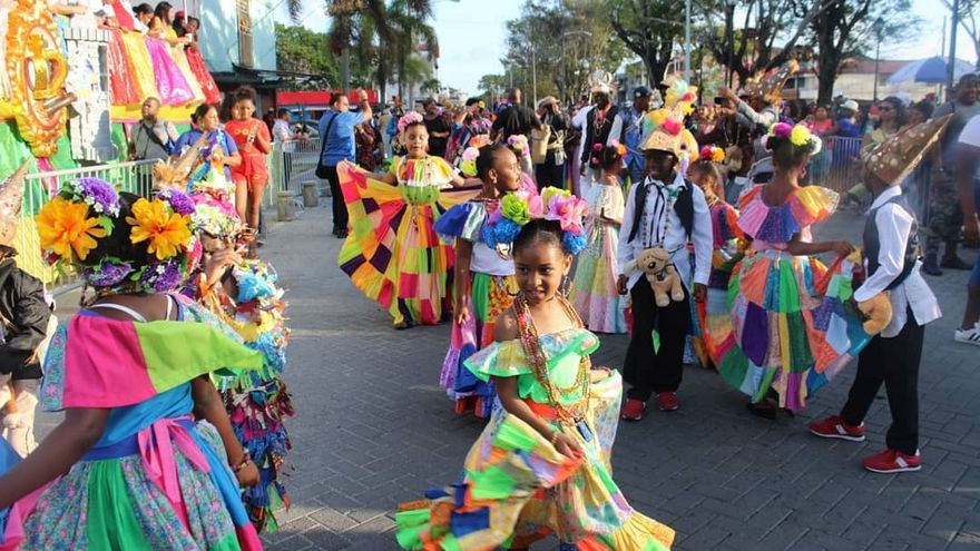 Colón celebra su aniversario con colorido desfile de la pollera Congo ...
