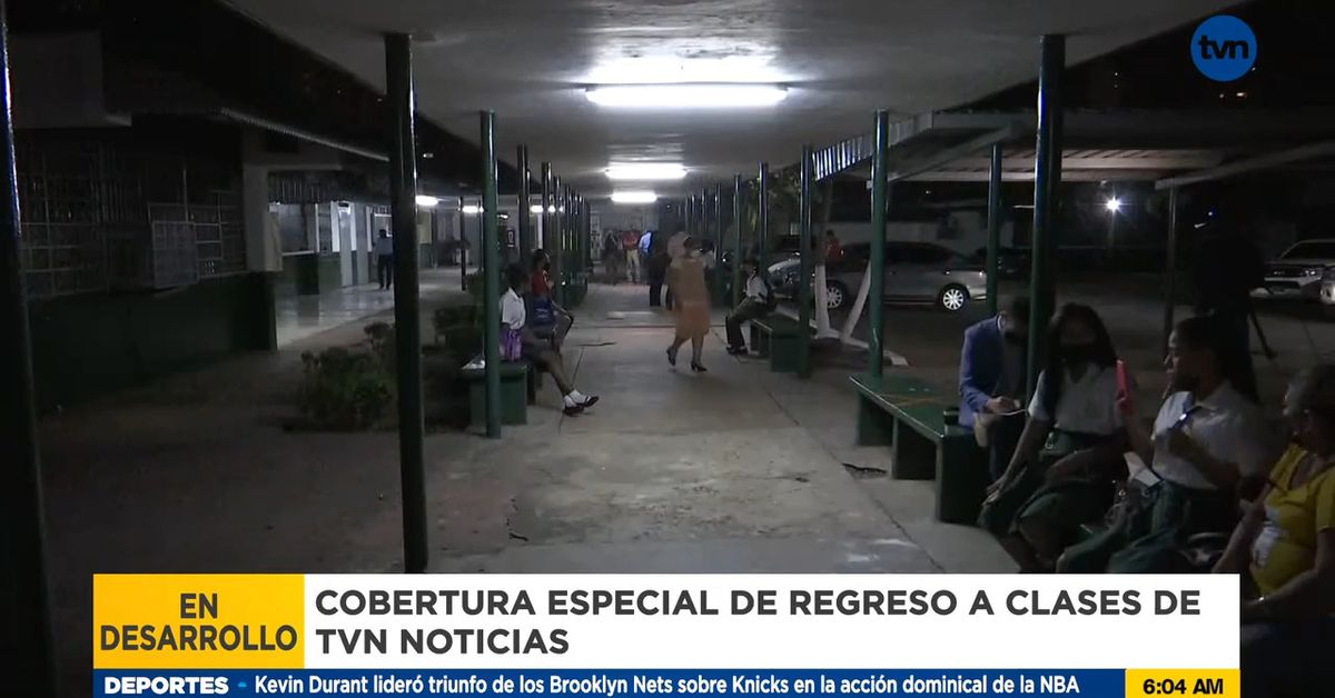 Clases presenciales: Miles de estudiantes de premedia y media vuelven a ...