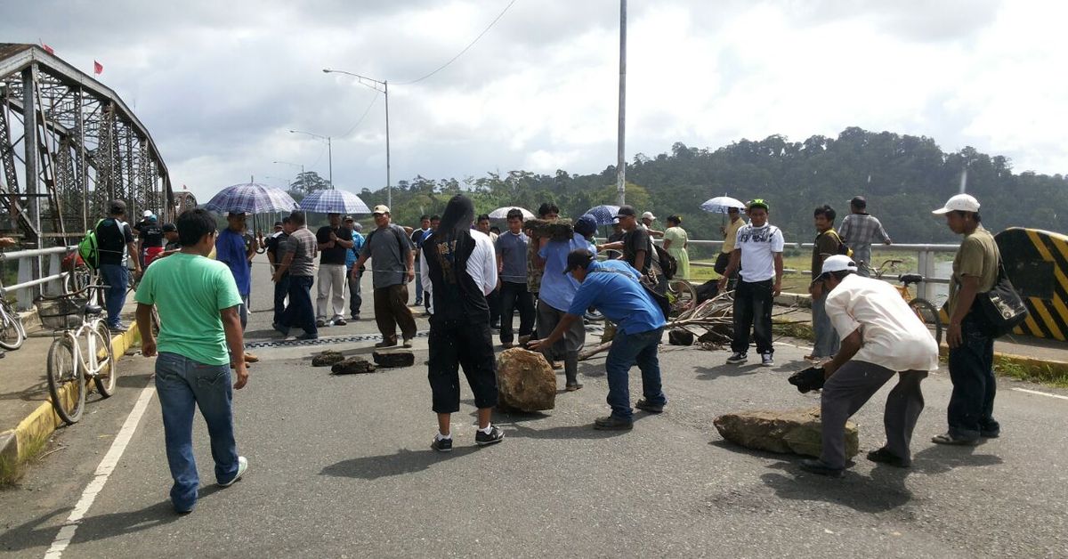 Afectados tras disturbios por ley chorizo, mantienen cerrado puente en ...