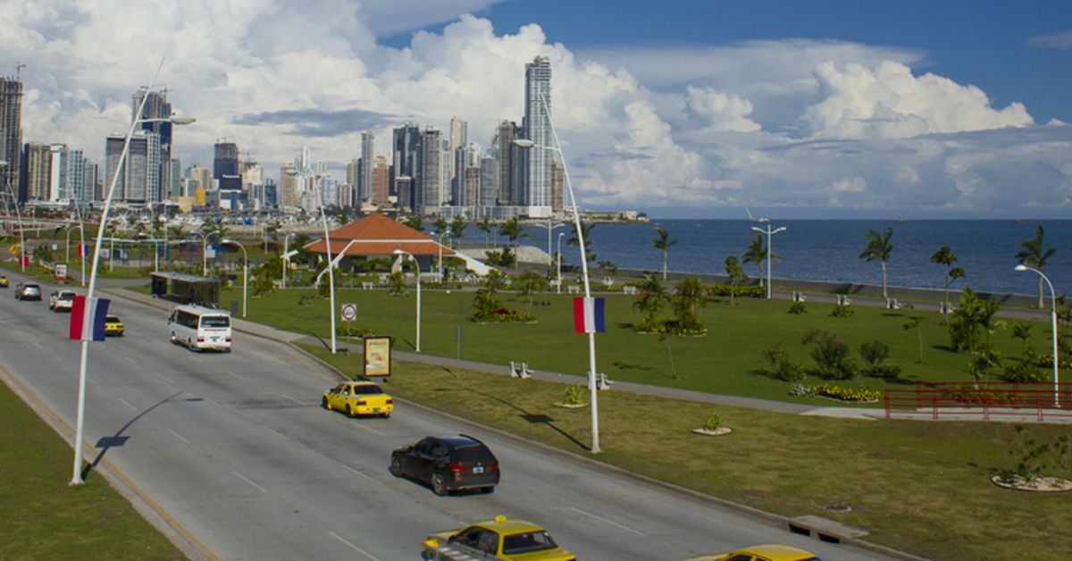Cinta Costera sitio turístico que se adentra en el mar en plena ciudad ...