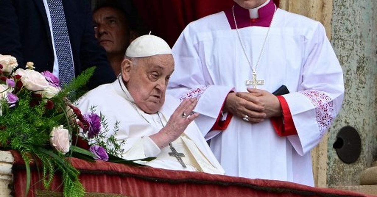 El papa desea a los fieles una 'feliz Pascua' desde el balcón de la ...