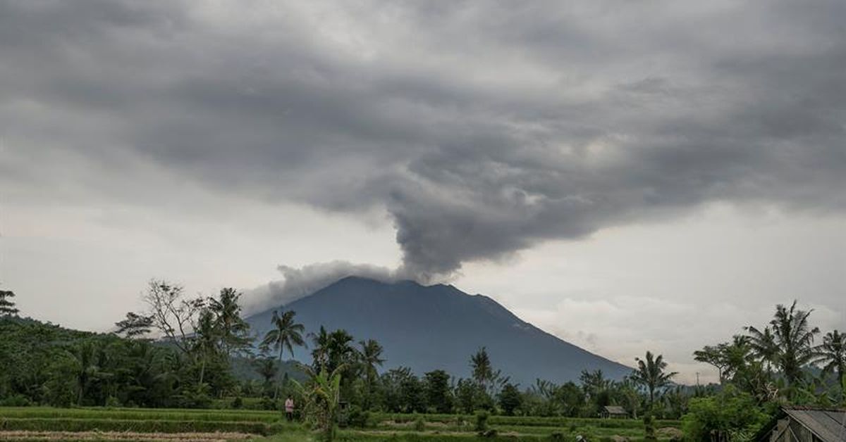 El volcán Agung, en Bali, sigue 'muy activo' y la lava llena parte del ...