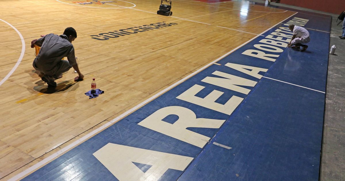 Dan mantenimiento al tabloncillo de la Arena Roberto Durán - Baloncesto ...
