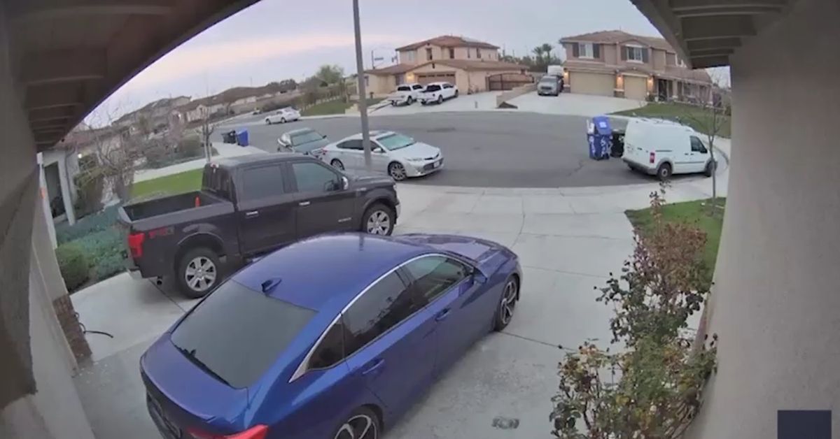 Mundo: Impactante | Carro salió volando y se estrelló contra el garaje ...