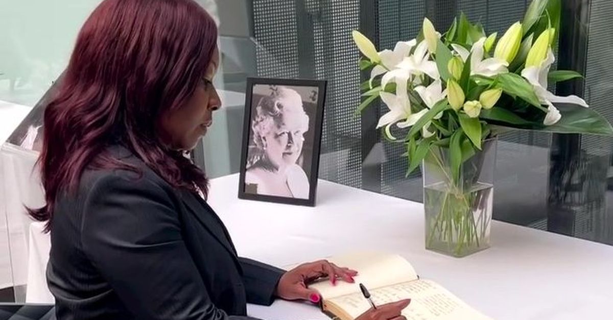 Muere Isabel II: Diputada Kayra Harding firma el libro de condolencias ...