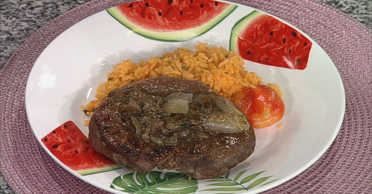 Vídeo | Receta: Arroz colorado con carne encebollada - Cocina con ...