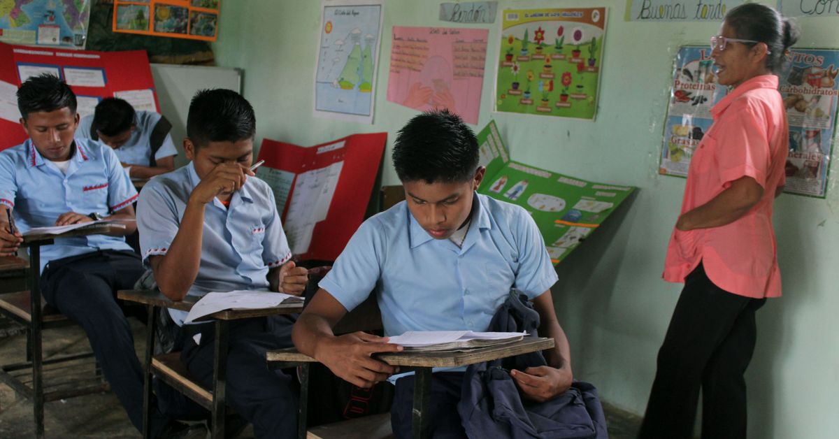 Inicio de clases: Miles de estudiantes de premedia y media inician sus ...