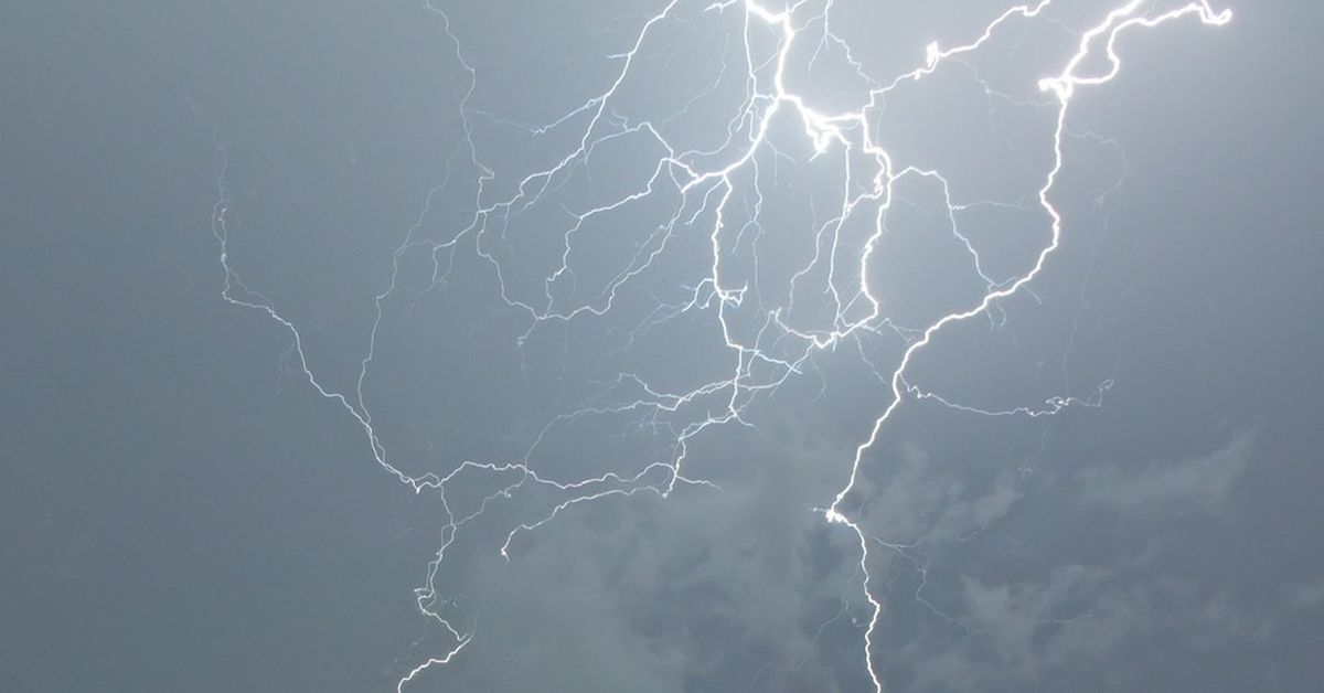Al menos tres heridos al caer un rayo en una playa italiana abarrotada ...