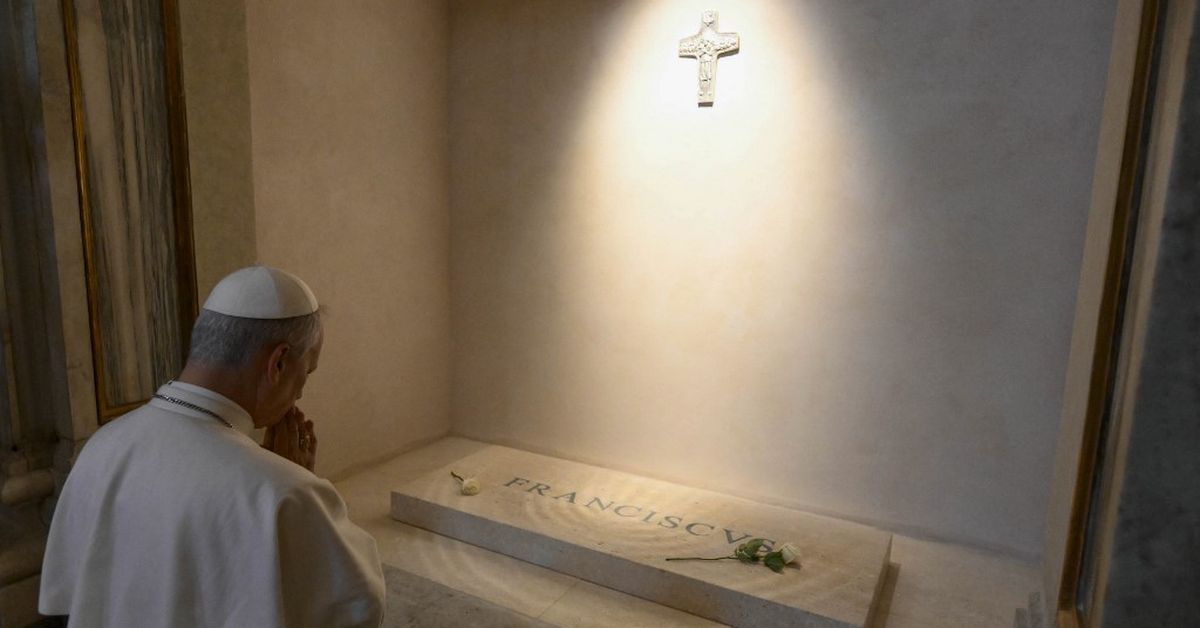 León XIV, 'humilde siervo de Dios', visita la tumba de Francisco - Mundo | Tvn Panamá